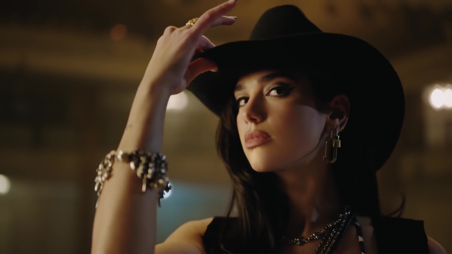 Dua Lipa la Cow-Girl dans le clip de « Love Again » - Wiki-dragon Dua Lipa la Cow-Girl dans le clip de « Love Again » - Wiki-dragon