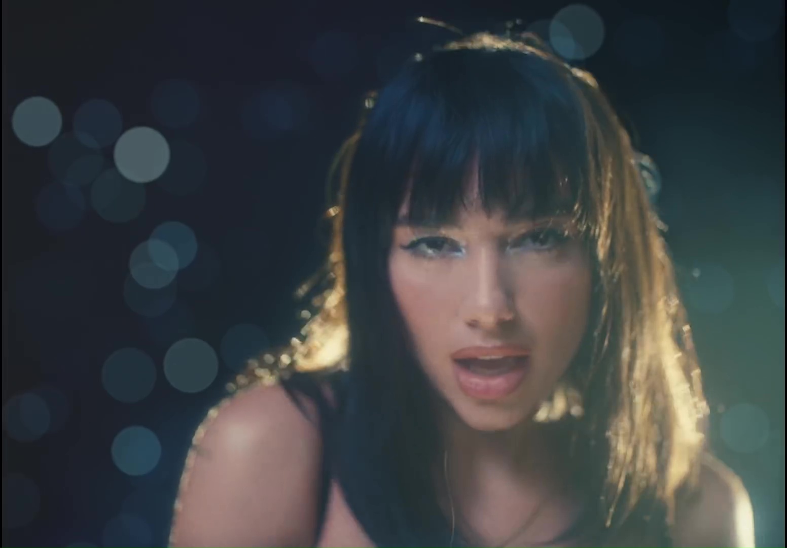 Dua Lipa dévoile enfin le clip de son single « Levitating » - Wiki-dragon Dua Lipa dévoile enfin le clip de son single « Levitating » - Wiki-dragon