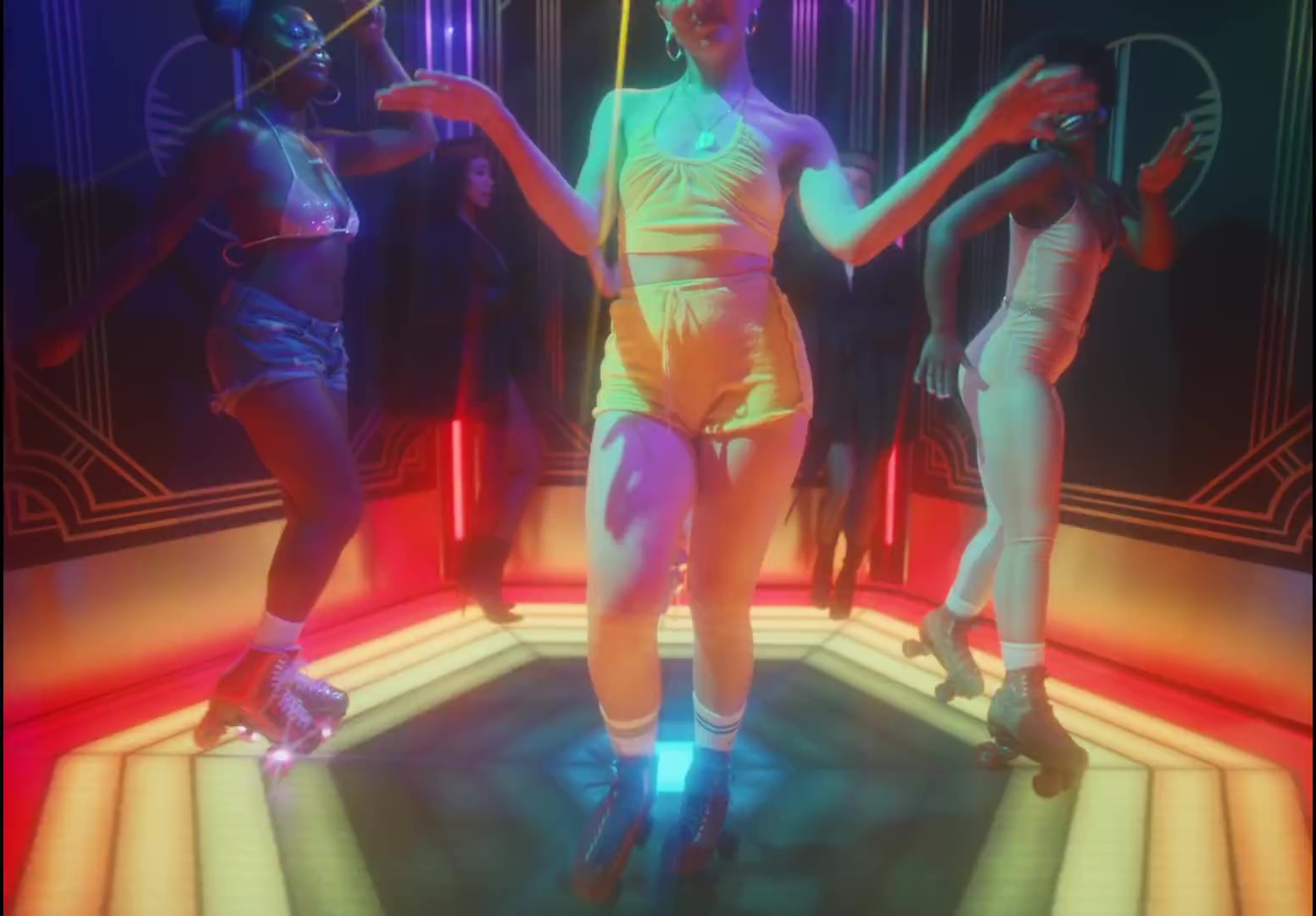 Dua Lipa dévoile enfin le clip de son single « Levitating » - Wiki-dragon Dua Lipa dévoile enfin le clip de son single « Levitating » - Wiki-dragon