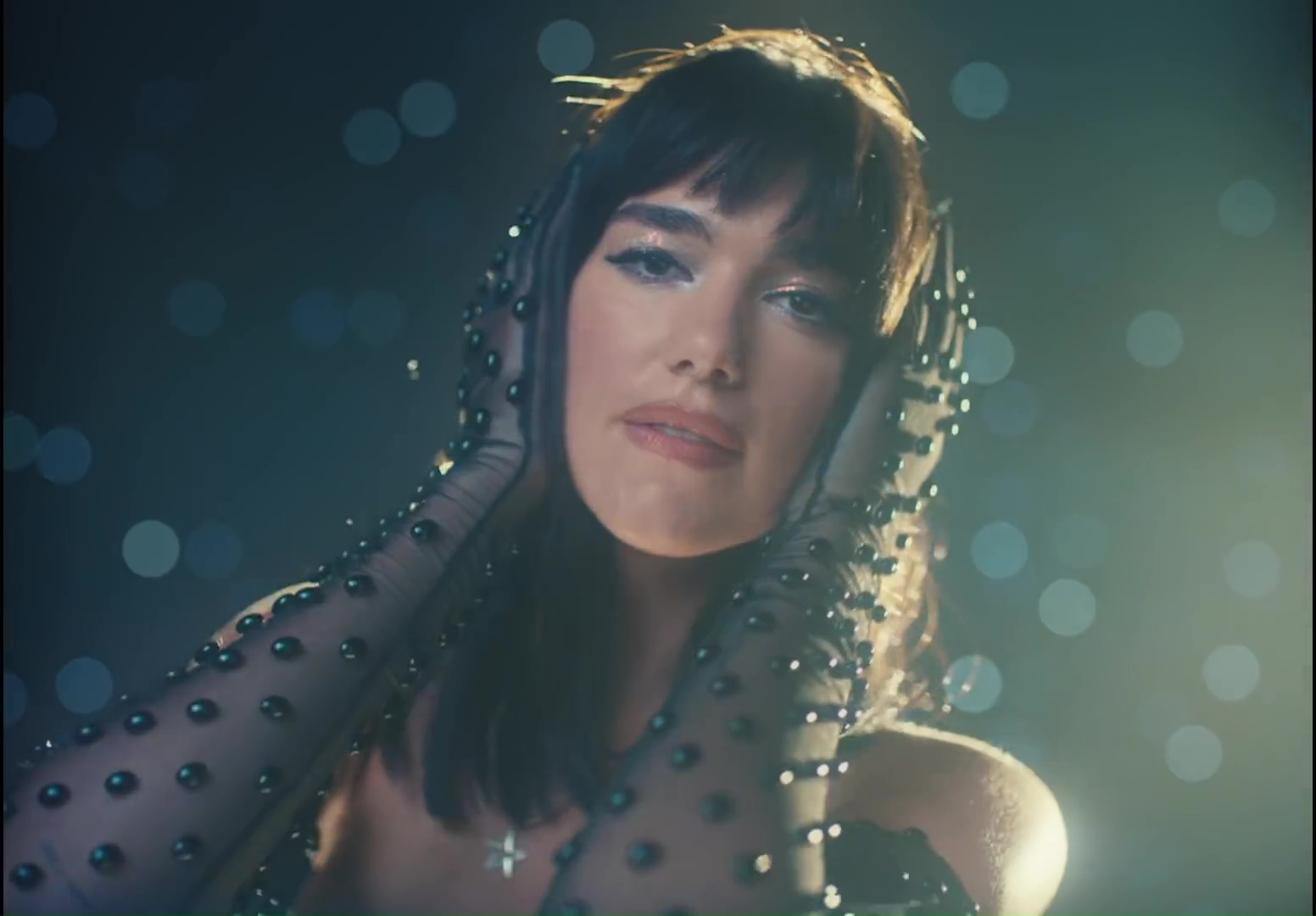 Dua Lipa dévoile enfin le clip de son single « Levitating » - Wiki-dragon Dua Lipa dévoile enfin le clip de son single « Levitating » - Wiki-dragon